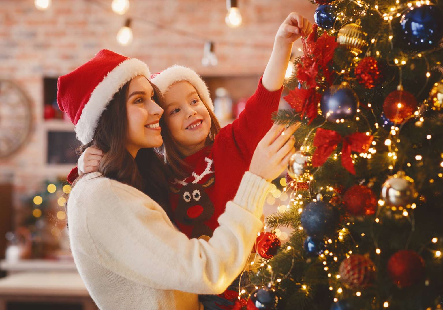 How do professionals decorate Christmas trees? - Dart